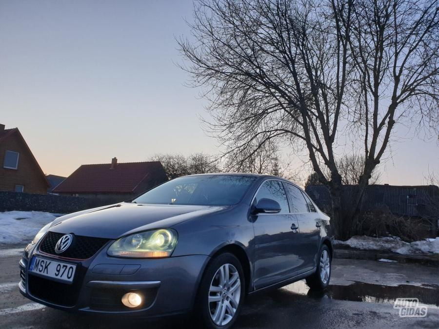 Grey Volkswagen Jetta 2007 in Vilnius, with an engine capacity of 2.00 L and mileage of 430 thousand km for 2550 €, photo 1 on AUTOMOTO.COM.LV