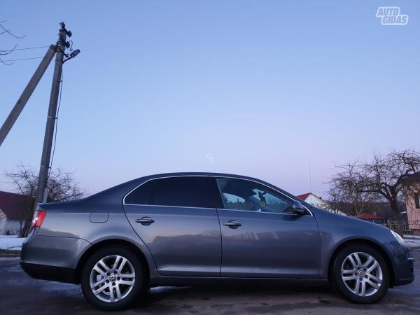 Grey Volkswagen Jetta 2007 in Vilnius, with an engine capacity of 2.00 L and mileage of 430 thousand km for 2550 €, photo 6 on AUTOMOTO.COM.LV