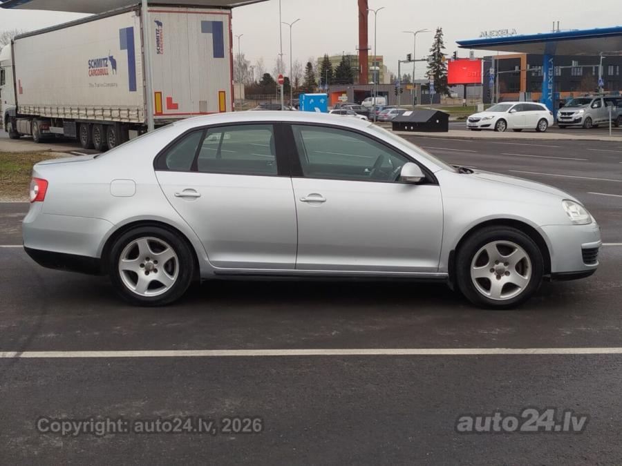 Grey Volkswagen Jetta 2007 in Tartu, with an engine capacity of 1.60 L and mileage of 126 thousand km for 2190 €, photo 7 on AUTOMOTO.COM.LV