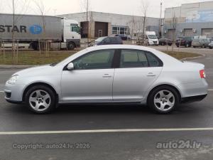 Grey Volkswagen Jetta 2007 in Tartu, with an engine capacity of 1.60 L and mileage of 126 thousand km for 2190 €, photo 8 on AUTOMOTO.COM.LV