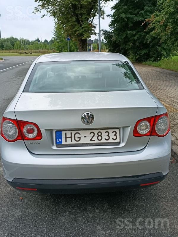 Grey Volkswagen Jetta 2007 in Jelgava, with an engine capacity of 1.60 L and mileage of 193 thousand km for 2300 €, photo 2 on AUTOMOTO.COM.LV
