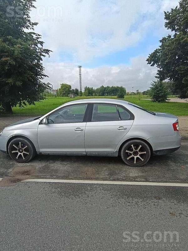 Grey Volkswagen Jetta 2007 in Jelgava, with an engine capacity of 1.60 L and mileage of 193 thousand km for 2300 €, photo 3 on AUTOMOTO.COM.LV
