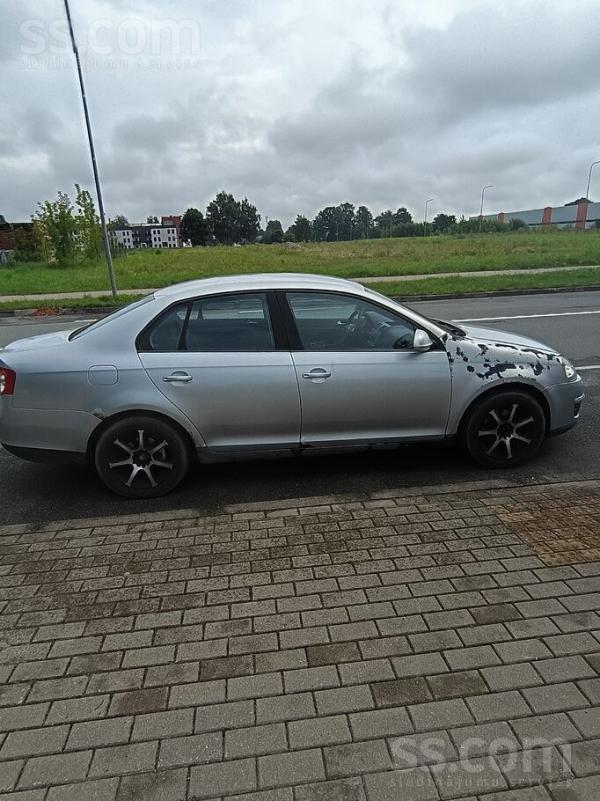 Grey Volkswagen Jetta 2007 in Jelgava, with an engine capacity of 1.60 L and mileage of 193 thousand km for 2300 €, photo 4 on AUTOMOTO.COM.LV