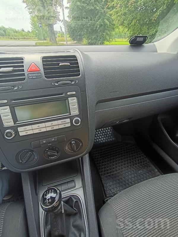 Grey Volkswagen Jetta 2007 in Jelgava, with an engine capacity of 1.60 L and mileage of 193 thousand km for 2300 €, photo 6 on AUTOMOTO.COM.LV