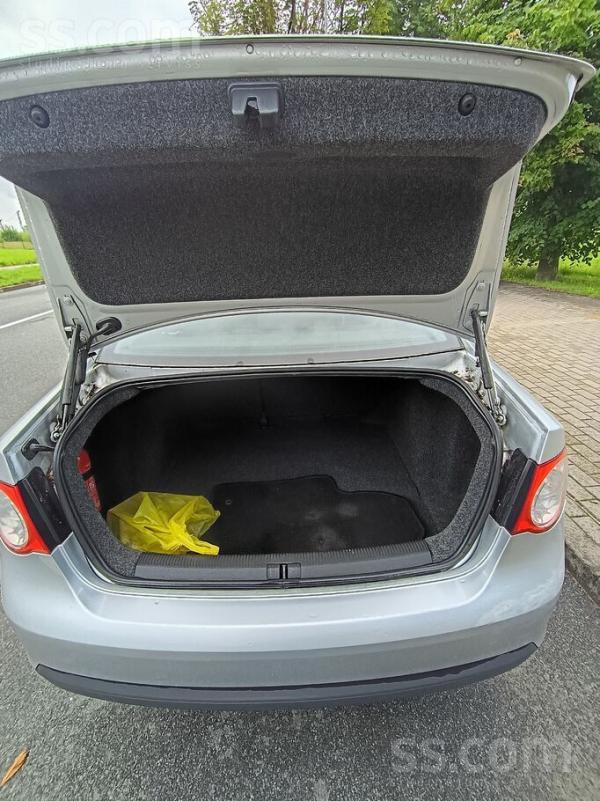 Grey Volkswagen Jetta 2007 in Jelgava, with an engine capacity of 1.60 L and mileage of 193 thousand km for 2300 €, photo 8 on AUTOMOTO.COM.LV