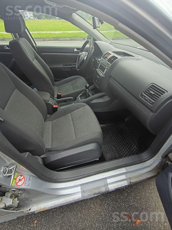 Grey Volkswagen Jetta 2007 in Jelgava, with an engine capacity of 1.60 L and mileage of 193 thousand km for 2300 €, photo 10 on AUTOMOTO.COM.LV
