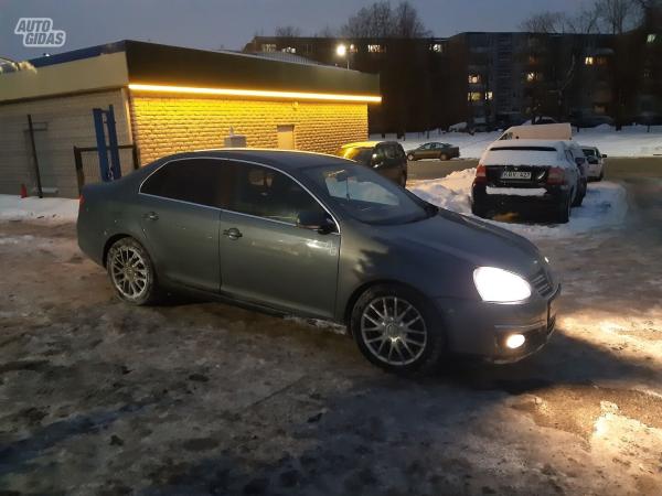 Grey Volkswagen Jetta 2008 in Kaunas, with an engine capacity of 2.00 L and mileage of 250 thousand km for 700 €, photo 5 on AUTOMOTO.COM.LV