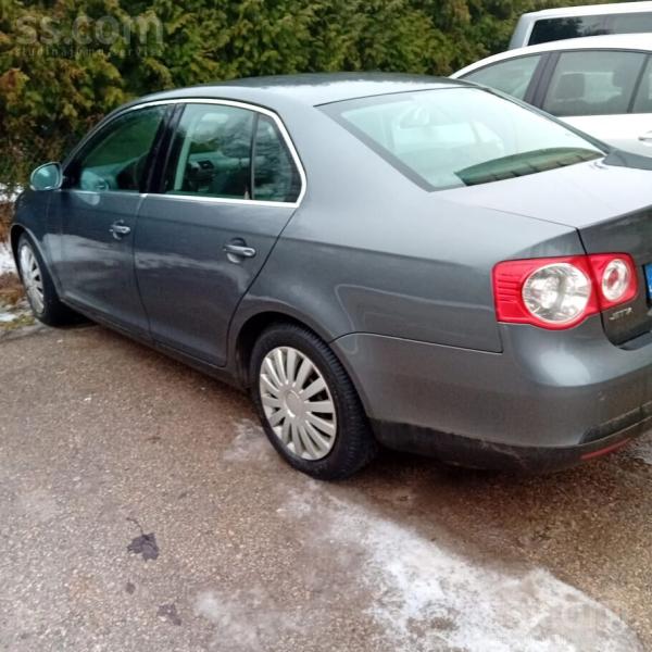 Pelēks Volkswagen Jetta 2008 Rēzekne, ar dzinēja tilpumu 1.90 L un nobraukumu 403 tūkst. km par 2300 €, foto 3 vietnē AUTOMOTO.COM.LV