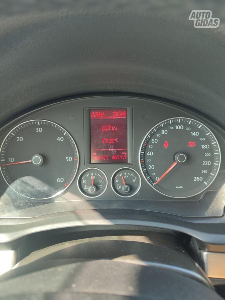 Grey Volkswagen Jetta 2008 in Kaunas, with an engine capacity of 1.90 L and mileage of 287 thousand km for 2200 €, photo 3 on AUTOMOTO.COM.LV