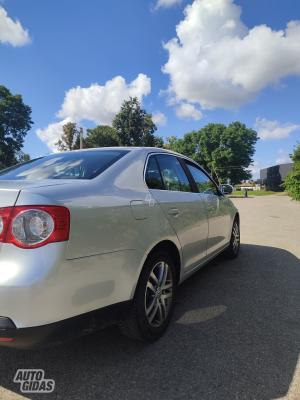 Grey Volkswagen Jetta 2008 in Kaunas, with an engine capacity of 1.90 L and mileage of 287 thousand km for 2200 €, photo 5 on AUTOMOTO.COM.LV