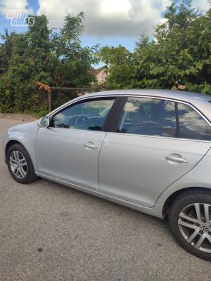 Grey Volkswagen Jetta 2008 in Kaunas, with an engine capacity of 1.90 L and mileage of 287 thousand km for 2200 €, photo 10 on AUTOMOTO.COM.LV