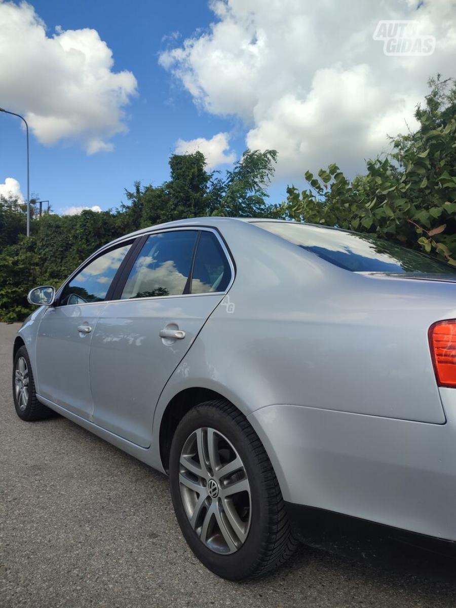 Grey Volkswagen Jetta 2008 in Kaunas, with an engine capacity of 1.90 L and mileage of 287 thousand km for 2200 €, photo 11 on AUTOMOTO.COM.LV