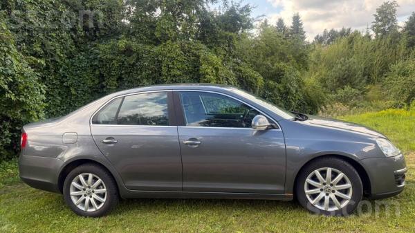 Grey Volkswagen Jetta 2008 in Cesis, with an engine capacity of 1.90 L and mileage of 366 thousand km for 1950 €, photo 1 on AUTOMOTO.COM.LV