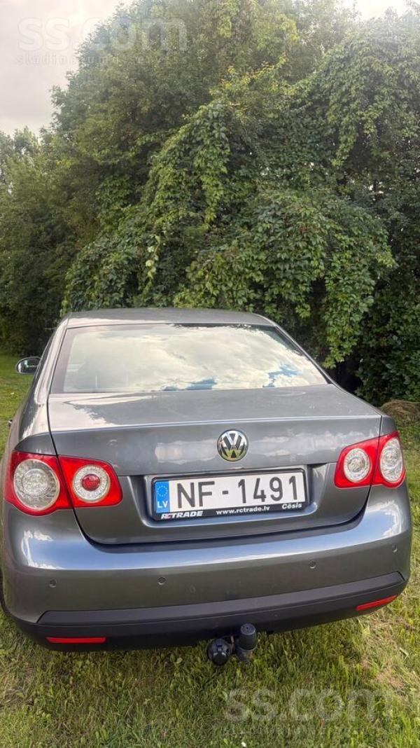 Grey Volkswagen Jetta 2008 in Cesis, with an engine capacity of 1.90 L and mileage of 366 thousand km for 1950 €, photo 3 on AUTOMOTO.COM.LV
