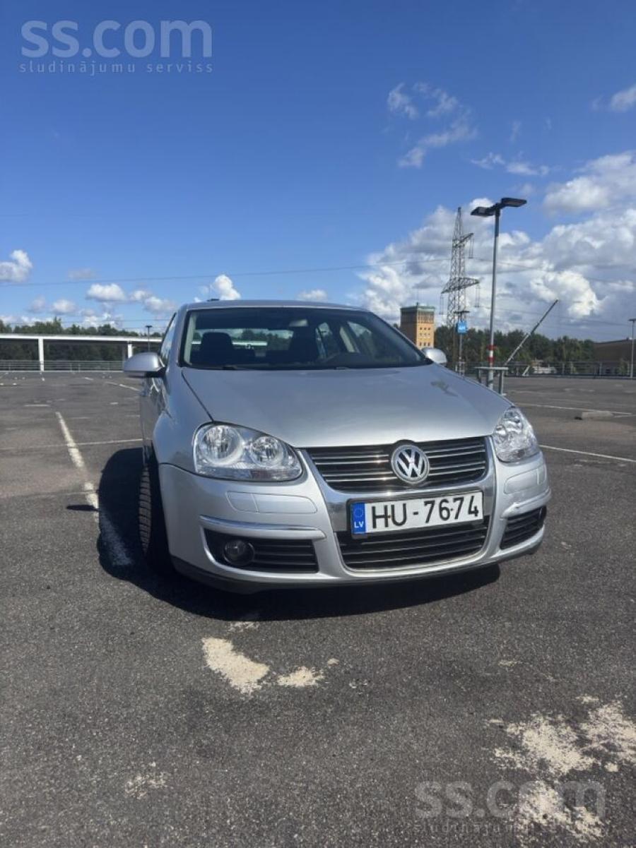 Grey Volkswagen Jetta 2008 in Riga, with an engine capacity of 1.60 L and mileage of 290 thousand km for 850 €, photo 3 on AUTOMOTO.COM.LV
