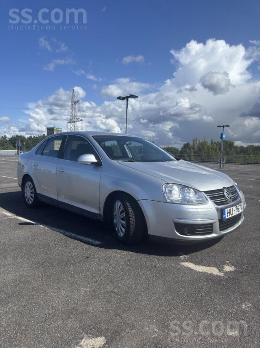 Grey Volkswagen Jetta 2008 in Riga, with an engine capacity of 1.60 L and mileage of 290 thousand km for 850 €, photo 4 on AUTOMOTO.COM.LV