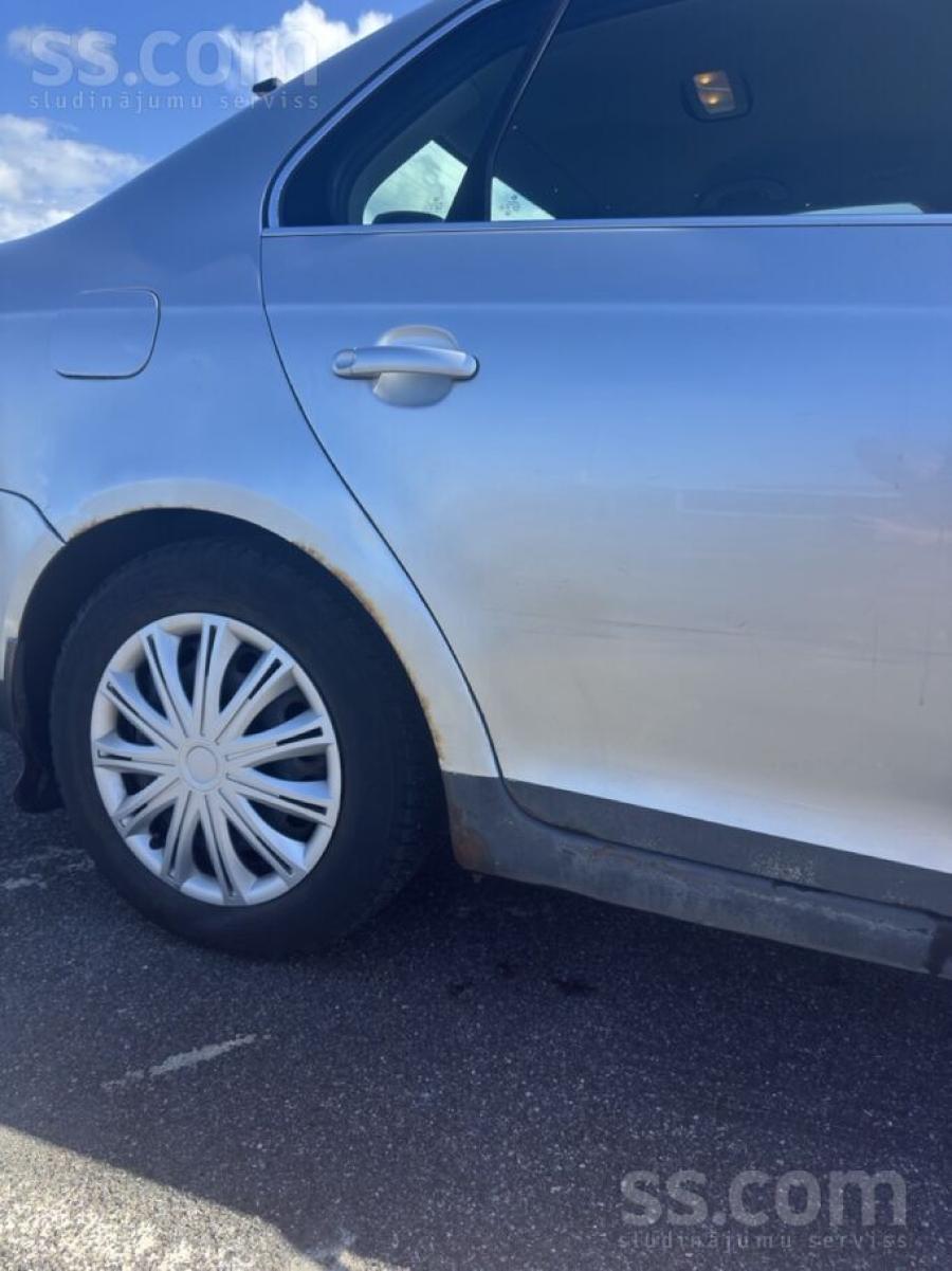 Grey Volkswagen Jetta 2008 in Riga, with an engine capacity of 1.60 L and mileage of 290 thousand km for 850 €, photo 5 on AUTOMOTO.COM.LV