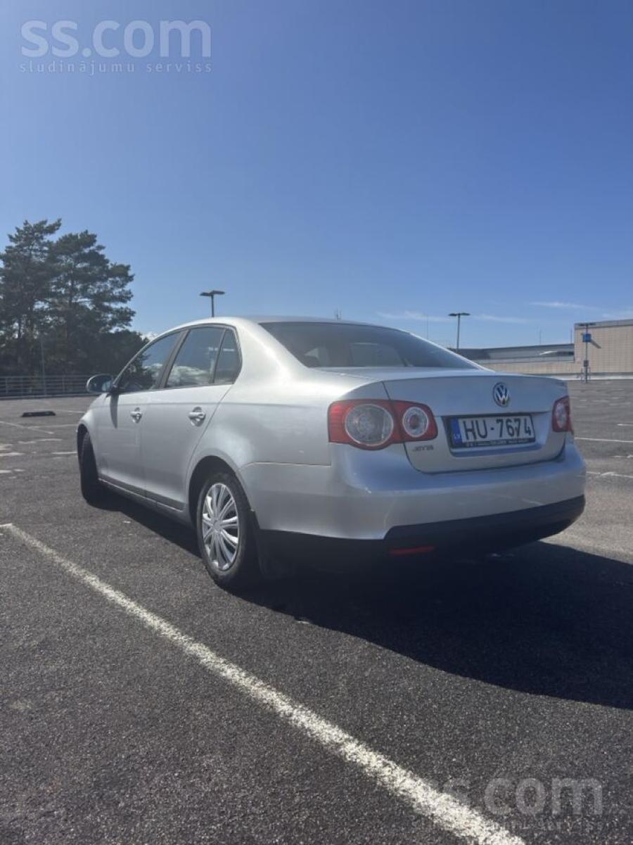 Grey Volkswagen Jetta 2008 in Riga, with an engine capacity of 1.60 L and mileage of 290 thousand km for 850 €, photo 6 on AUTOMOTO.COM.LV