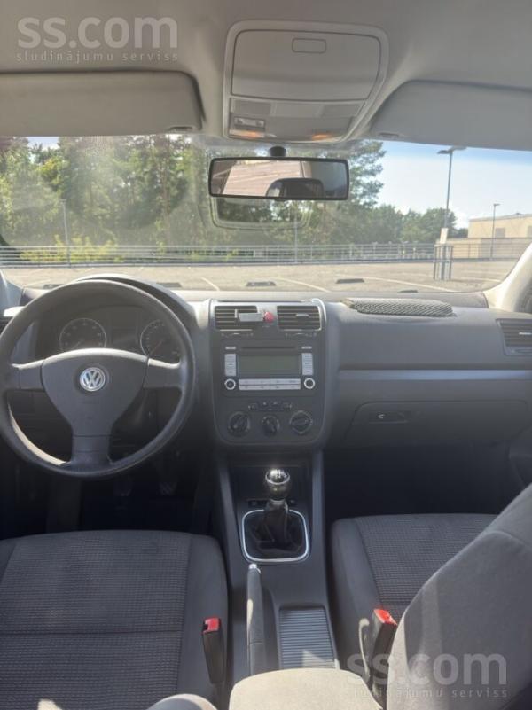Grey Volkswagen Jetta 2008 in Riga, with an engine capacity of 1.60 L and mileage of 290 thousand km for 850 €, photo 6 on AUTOMOTO.COM.LV