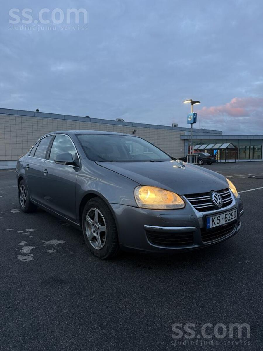 Grey Volkswagen Jetta 2008 in Riga, with an engine capacity of 1.90 L and mileage of 413 thousand km for 1900 €, photo 1 on AUTOMOTO.COM.LV