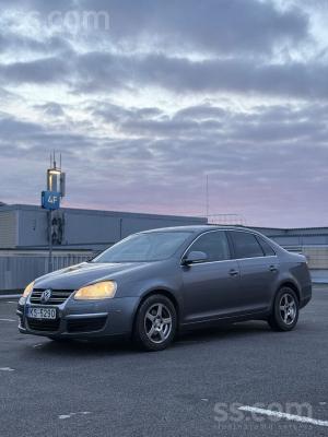 Grey Volkswagen Jetta 2008 in Riga, with an engine capacity of 1.90 L and mileage of 413 thousand km for 1900 €, photo 4 on AUTOMOTO.COM.LV