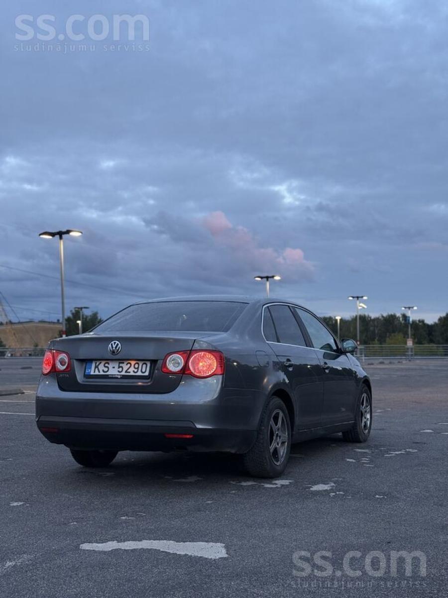 Grey Volkswagen Jetta 2008 in Riga, with an engine capacity of 1.90 L and mileage of 413 thousand km for 1900 €, photo 5 on AUTOMOTO.COM.LV