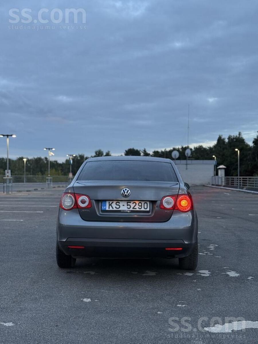 Grey Volkswagen Jetta 2008 in Riga, with an engine capacity of 1.90 L and mileage of 413 thousand km for 1900 €, photo 6 on AUTOMOTO.COM.LV