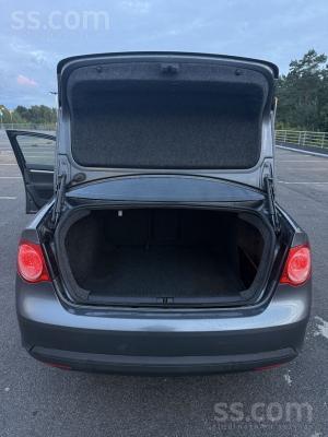 Grey Volkswagen Jetta 2008 in Riga, with an engine capacity of 1.90 L and mileage of 413 thousand km for 1900 €, photo 11 on AUTOMOTO.COM.LV