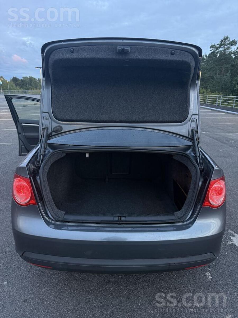 Grey Volkswagen Jetta 2008 in Riga, with an engine capacity of 1.90 L and mileage of 413 thousand km for 1900 €, photo 11 on AUTOMOTO.COM.LV