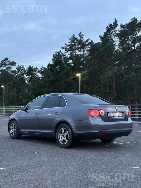 Pelēks Volkswagen Jetta 2008 Rīga, ar dzinēja tilpumu 1.90 L un nobraukumu 413 tūkst. km par 1900 €, foto 7 vietnē AUTOMOTO.COM.LV