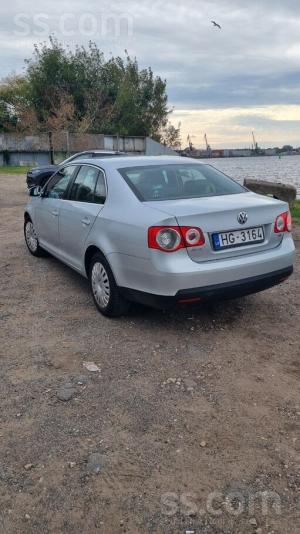Pelēks Volkswagen Jetta 2008 Rīga, ar dzinēja tilpumu 1.40 L un nobraukumu 168 tūkst. km par 1400 €, foto 4 vietnē AUTOMOTO.COM.LV