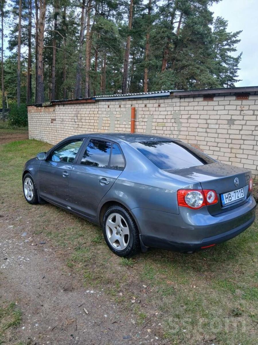 Pelēks Volkswagen Jetta 2008 Daugavpils, ar dzinēja tilpumu 1.90 L un nobraukumu 262 tūkst. km par 1800 €, foto 3 vietnē AUTOMOTO.COM.LV