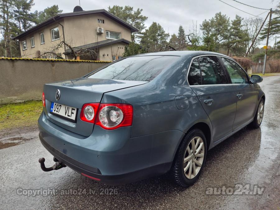 Grey Volkswagen Jetta 2009 in Tallinn, with an engine capacity of 2.00 L and mileage of 235 thousand km for 1999 €, photo 5 on AUTOMOTO.COM.LV