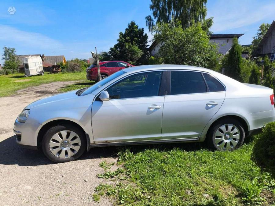 Pelēks Volkswagen Jetta 2009 Viļņa, ar dzinēja tilpumu 1.39 L un nobraukumu 206 tūkst. km par 1250 €, foto 1 vietnē AUTOMOTO.COM.LV