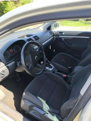 Pelēks Volkswagen Jetta 2009 Viļņa, ar dzinēja tilpumu 1.39 L un nobraukumu 206 tūkst. km par 1250 €, foto 4 vietnē AUTOMOTO.COM.LV