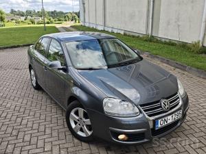 Pelēks Volkswagen Jetta 2009 Rēzekne, ar dzinēja tilpumu 1.90 L un nobraukumu 239 tūkst. km par 3490 €, foto  vietnē AUTOMOTO.COM.LV