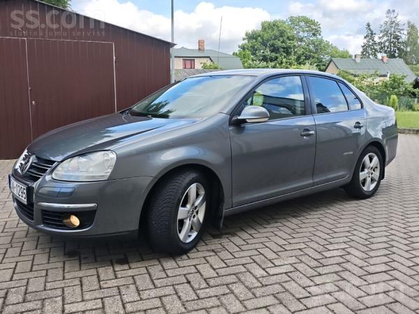 Grey Volkswagen Jetta 2009 in Rezekne, with an engine capacity of 1.90 L and mileage of 239 thousand km for 3490 €, photo 3 on AUTOMOTO.COM.LV