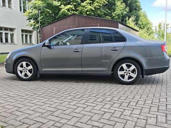 Grey Volkswagen Jetta 2009 in Rezekne, with an engine capacity of 1.90 L and mileage of 239 thousand km for 3490 €, photo 4 on AUTOMOTO.COM.LV