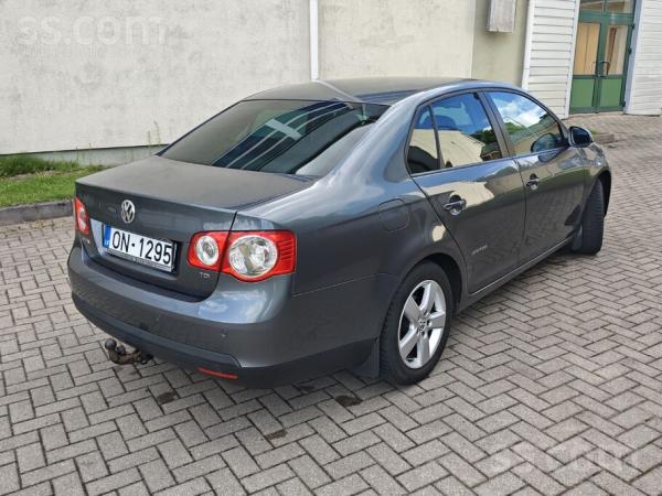 Grey Volkswagen Jetta 2009 in Rezekne, with an engine capacity of 1.90 L and mileage of 239 thousand km for 3490 €, photo 8 on AUTOMOTO.COM.LV