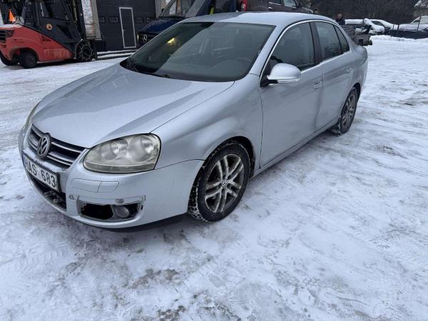 Grey Volkswagen Jetta 2010 in Kaunas, with an engine capacity of 1.97 L and mileage of 300 thousand km for 900 €, photo 1 on AUTOMOTO.COM.LV