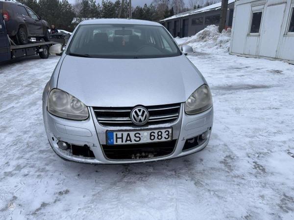 Pelēks Volkswagen Jetta 2010 Kauņa, ar dzinēja tilpumu 1.97 L un nobraukumu 300 tūkst. km par 900 €, foto 2 vietnē AUTOMOTO.COM.LV