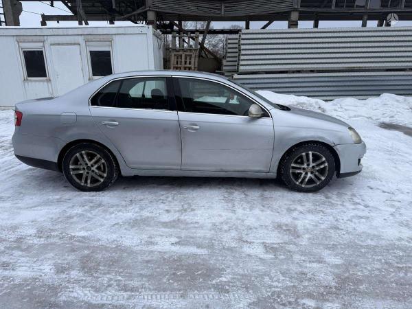 Pelēks Volkswagen Jetta 2010 Kauņa, ar dzinēja tilpumu 1.97 L un nobraukumu 300 tūkst. km par 900 €, foto 3 vietnē AUTOMOTO.COM.LV