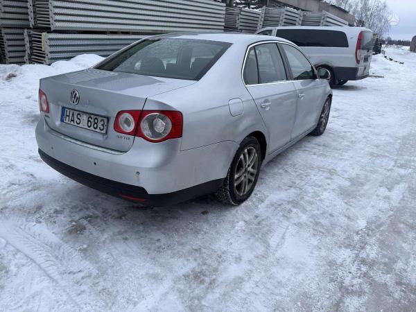 Pelēks Volkswagen Jetta 2010 Kauņa, ar dzinēja tilpumu 1.97 L un nobraukumu 300 tūkst. km par 900 €, foto 4 vietnē AUTOMOTO.COM.LV