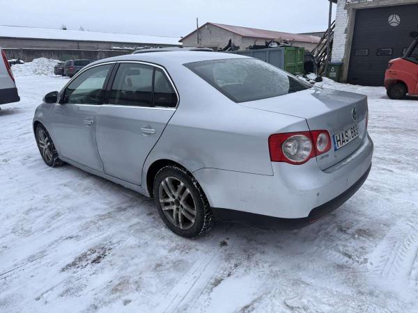 Pelēks Volkswagen Jetta 2010 Kauņa, ar dzinēja tilpumu 1.97 L un nobraukumu 300 tūkst. km par 900 €, foto 5 vietnē AUTOMOTO.COM.LV