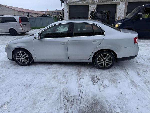 Pelēks Volkswagen Jetta 2010 Kauņa, ar dzinēja tilpumu 1.97 L un nobraukumu 300 tūkst. km par 900 €, foto 6 vietnē AUTOMOTO.COM.LV