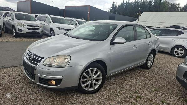 Grey Volkswagen Jetta 2010 in Kaunas, with an engine capacity of 1.60 L and mileage of 225 thousand km for 3600 €, photo 1 on AUTOMOTO.COM.LV