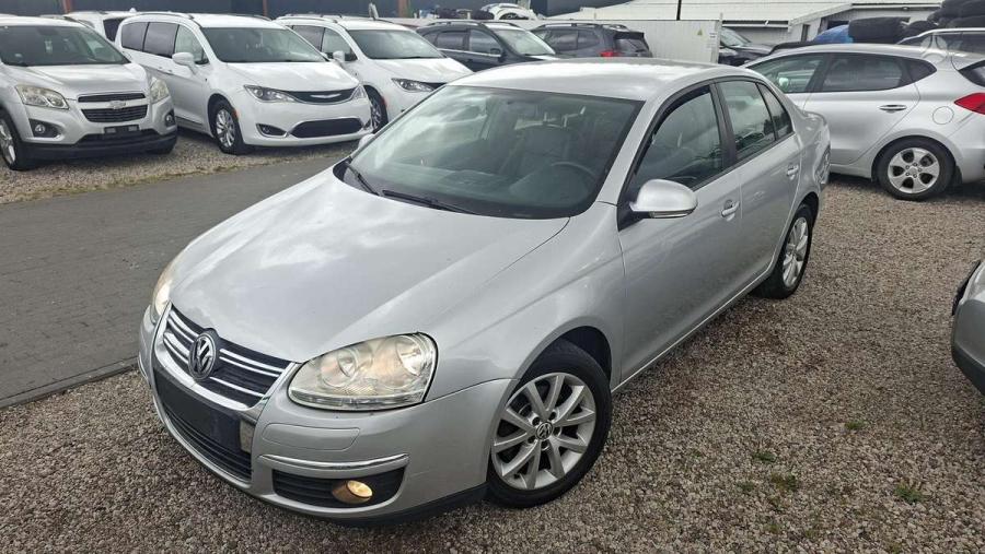 Pelēks Volkswagen Jetta 2010 Kauņa, ar dzinēja tilpumu 1.60 L un nobraukumu 225 tūkst. km par 3600 €, foto 3 vietnē AUTOMOTO.COM.LV