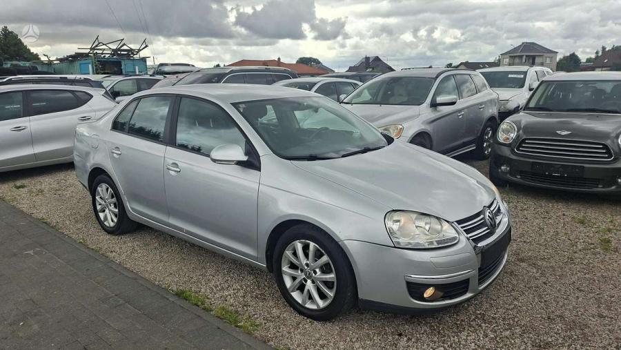 Pelēks Volkswagen Jetta 2010 Kauņa, ar dzinēja tilpumu 1.60 L un nobraukumu 225 tūkst. km par 3600 €, foto 4 vietnē AUTOMOTO.COM.LV