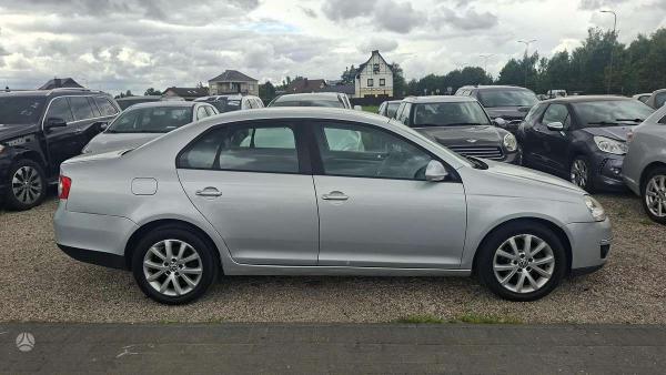 Grey Volkswagen Jetta 2010 in Kaunas, with an engine capacity of 1.60 L and mileage of 225 thousand km for 3600 €, photo 4 on AUTOMOTO.COM.LV