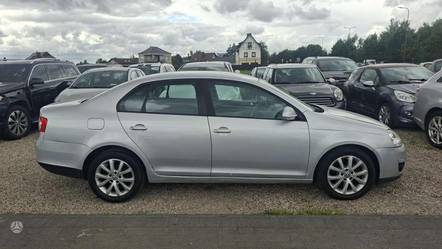 Pelēks Volkswagen Jetta 2010 Kauņa, ar dzinēja tilpumu 1.60 L un nobraukumu 225 tūkst. km par 3600 €, foto 5 vietnē AUTOMOTO.COM.LV
